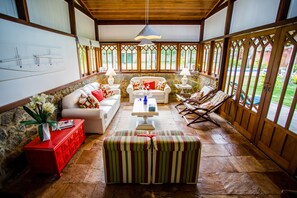 Suite Master (Margarida) | Sala de estar | Televisor de ecrã plano de 29 polegadas com canais digitais, televisor 