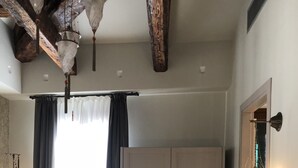 Quarto com cama, guarda-roupa, escrivaninha e cadeira.