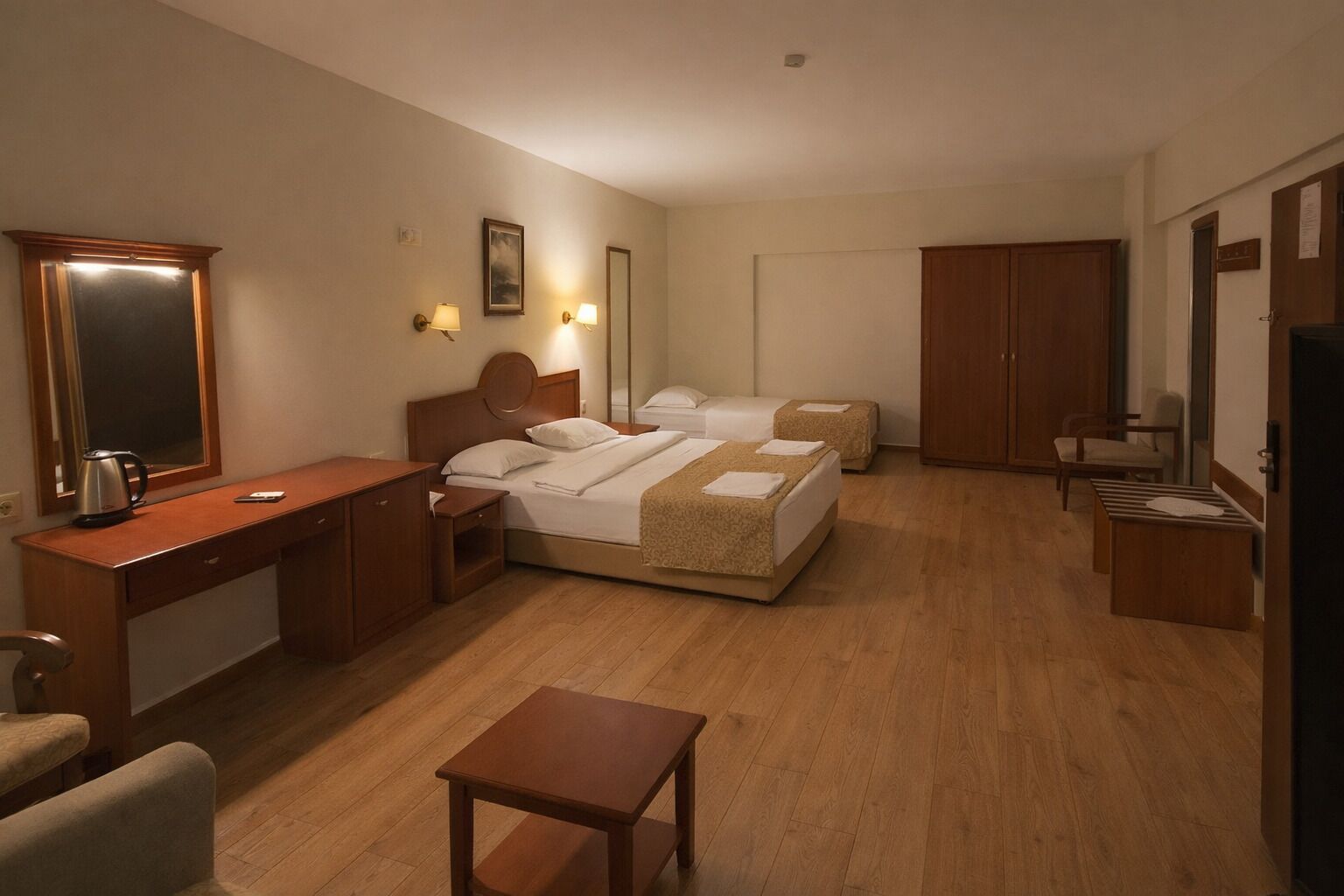 Roupa de alta qualidade, minibar, cofre no quarto, secretária 