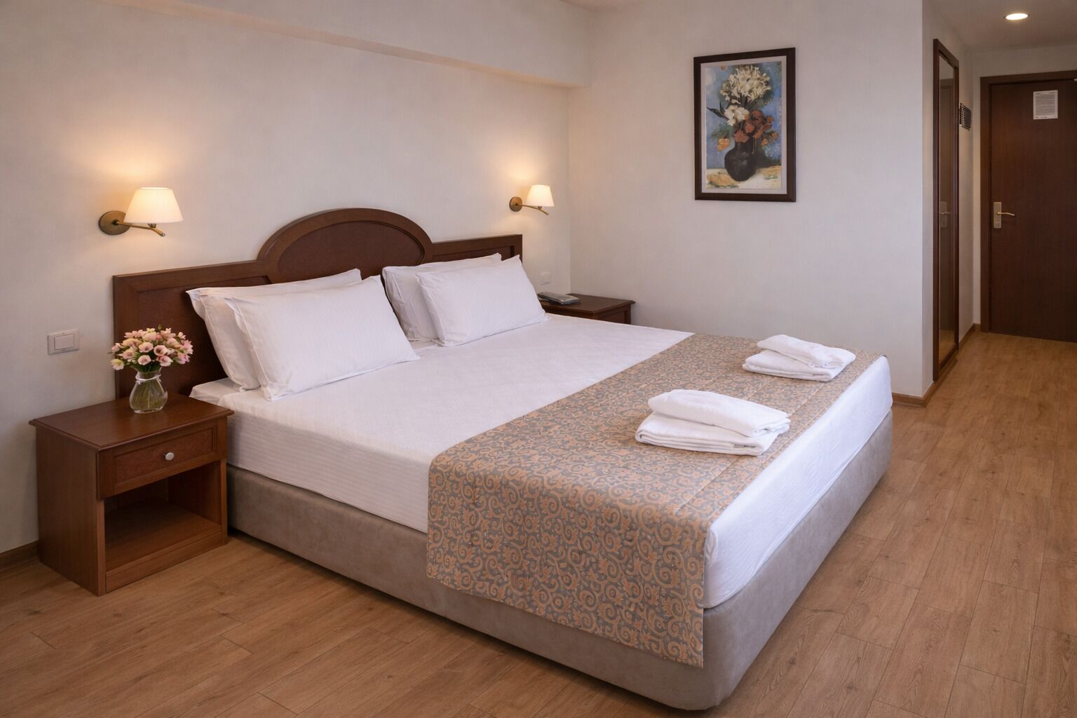 Roupa de alta qualidade, minibar, cofre no quarto, secretária 