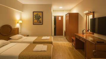 Roupa de alta qualidade, minibar, cofre no quarto, secretária