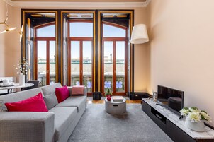 Apartamento luxo, 1 quarto, sacada ( 2 D ) | Área de estar | TV de tela plana