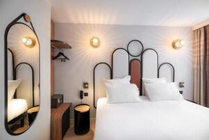 Roupa de alta qualidade, cofre no quarto, secretária 