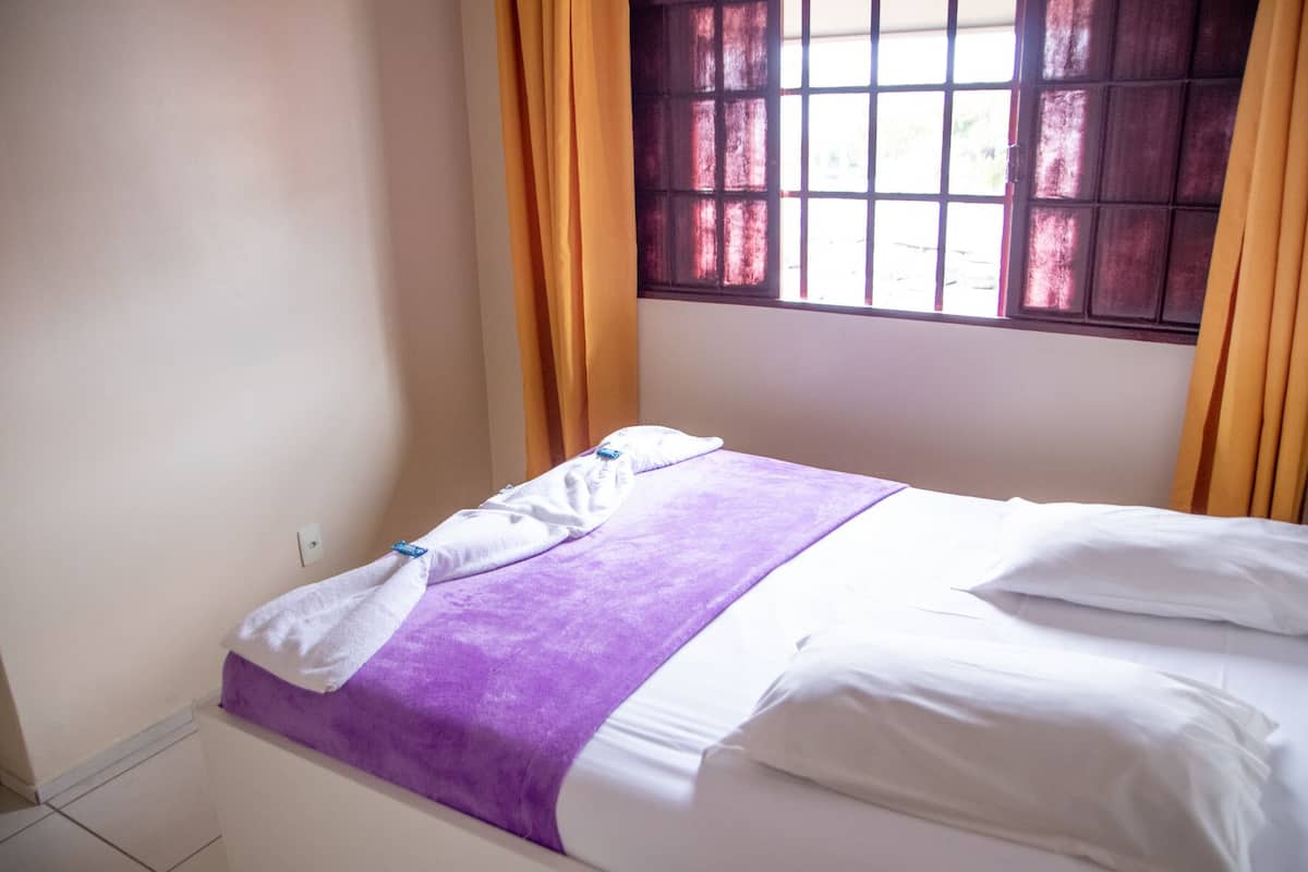 Quarto casal | Wi-Fi de cortesia, roupa de cama
