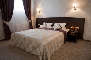 Quarto casal standard | Roupas de cama premium, cofres nos quartos, escrivaninha