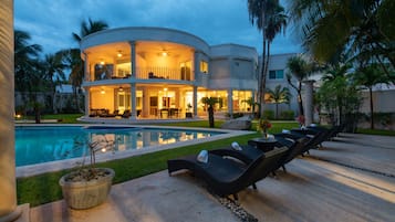 Piscina externa, funciona das 7h às 21h, espreguiçadeiras