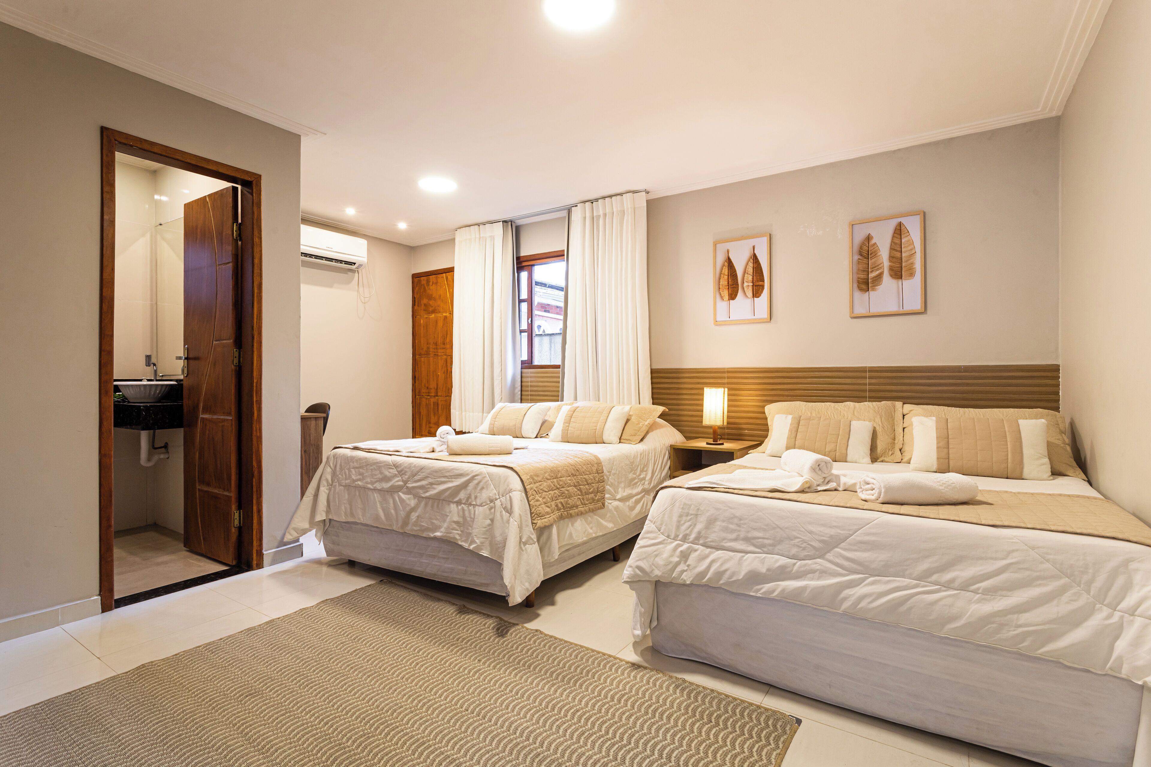 Quarto quádruplo standard | Frigobar, Wi-Fi de cortesia, roupa de cama