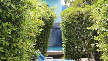 Piscina exterior, espreguiçadeiras