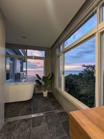 Suite Executiva | Casa de banho | Um polibã, um chuveiro fixo, artigos de higiene pessoal grátis 