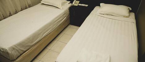 Quarto duplo standard | Escrivaninha, ferros/tábuas de passar roupa, Wi-Fi de cortesia