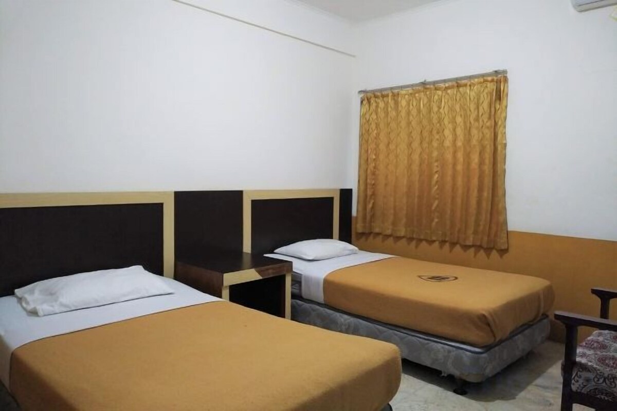 Secretária, roupa de cama fornecida 