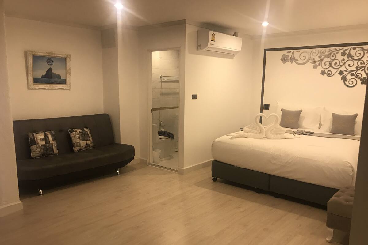 Deluxe Double Room with Balcony | Cofre no quarto, camas desdobráveis, Wi-fi grátis