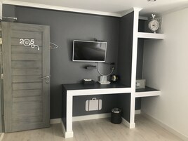 Deluxe Double Room with Balcony | Cofres nos quartos, camas extras/dobráveis (sobretaxa)