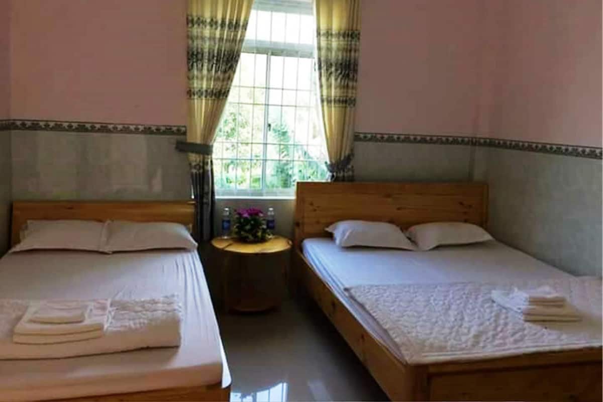 Quarto quádruplo básico | Frigobar, escrivaninha, Wi-Fi de cortesia, roupa de cama
