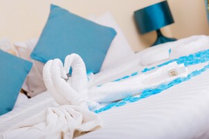 Quarto Duplo Standard, 1 quarto, casa de banho anexa | Roupa de alta qualidade, cofre no quarto, com mobília individualizada 