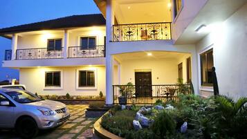 Fachada do alojamento (tarde/noite)