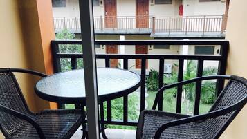 Superior Aircon Room | Varanda