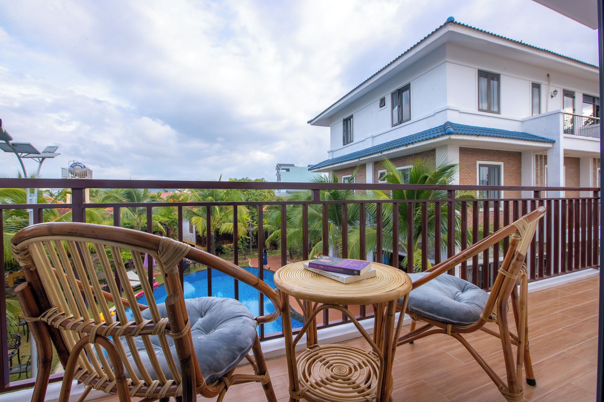 Quarto Quádruplo Deluxe, vista para a piscina | Terraço/pátio interior