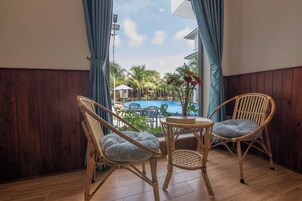 Quarto Duplo Deluxe, vista para a piscina | Minibar, secretária, quartos insonorizados, Wi-fi grátis