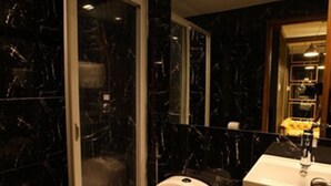 Uma casa de banho moderna com sanita, lavatório e zona de duche.