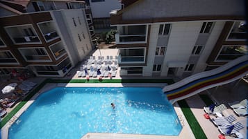 Piscina exterior, guarda-sóis, espreguiçadeiras