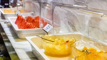 Buffet com diversos alimentos em recipientes transparentes.