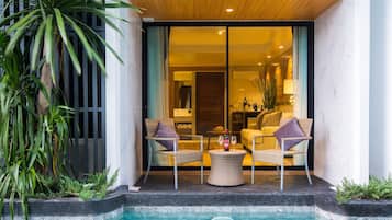 Duplex Suite with Pool Access | Piscina externa | 3 piscinas externas, funciona das 8h às 21h, guarda-sóis