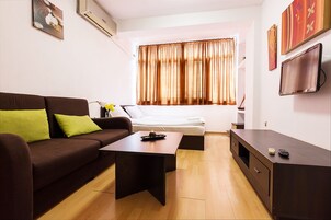 Apartamento Comfort, 1 quarto, não fumadores, Vista para a cidade | Sala de estar | TV de ecrã plano, filmes pagos
