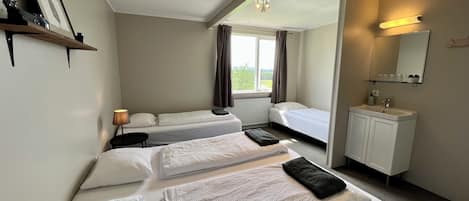 Quarto Quádruplo Standard, casa de banho partilhada | Cortinas/cortinados opacos, Wi-fi grátis, roupa de cama fornecida