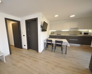 Apartamento luxo, 1 quarto, para não fumantes, vista para a montanha | Cozinha privada | Geladeira, micro-ondas, cooktop, lava-louças