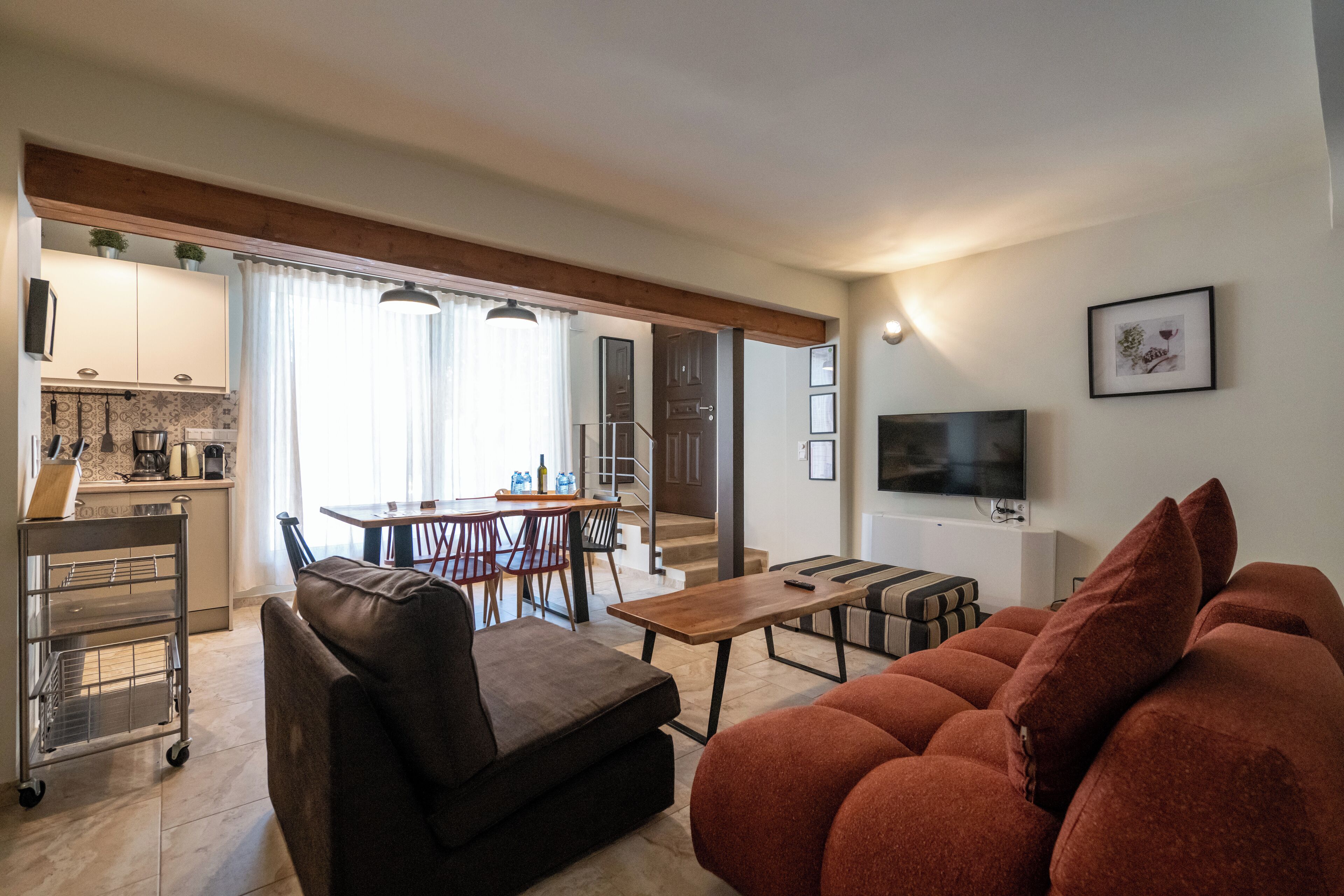 Apartamento superluxo, 3 quartos, piscina particular | Área de estar | TV de tela plana 32 polegadas com canais digitais, TV de plasma