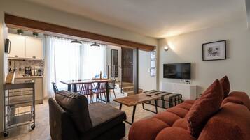 Apartamento superluxo, 3 quartos, piscina particular | Área de estar | TV de tela plana 32 polegadas com canais digitais, TV de plasma