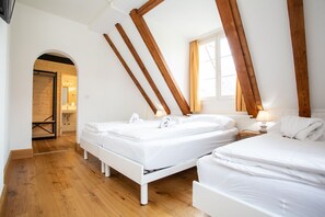 Quarto Triplo Standard | Roupa hipoalergénica, secretária, cortinas/cortinados opacos 