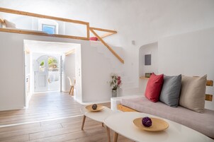 3-Bedroom Cave Residence with Hot Tub - Zacharakis | Sala de estar | Smart TV de 46 polegadas com canais via satélite, Netflix