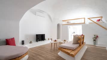 3-Bedroom Cave Residence with Hot Tub - Zacharakis | Sala de estar | Smart TV de 46 polegadas com canais via satélite, Netflix