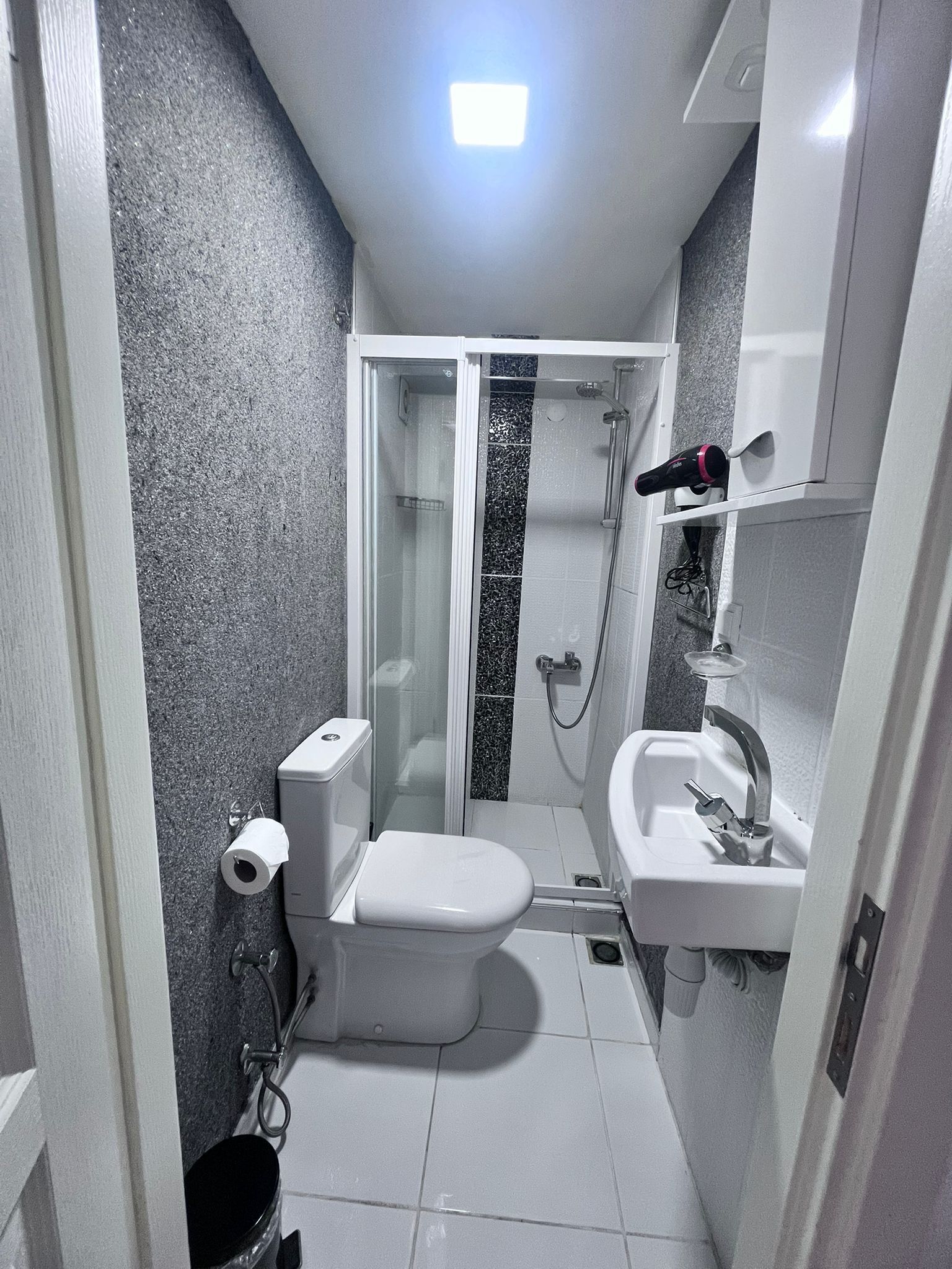 Quarto Duplo | Casa de banho | Um polibã, artigos de higiene pessoal grátis, um secador de cabelo 