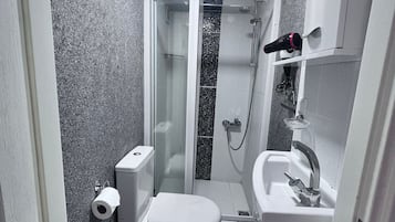 Quarto Duplo | Casa de banho | Um polibã, artigos de higiene pessoal grátis, um secador de cabelo
