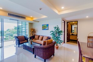 Apartamento econômico, 2 quartos, vista para o mar, de frente para o mar | Área de estar | TV LED, DVD player