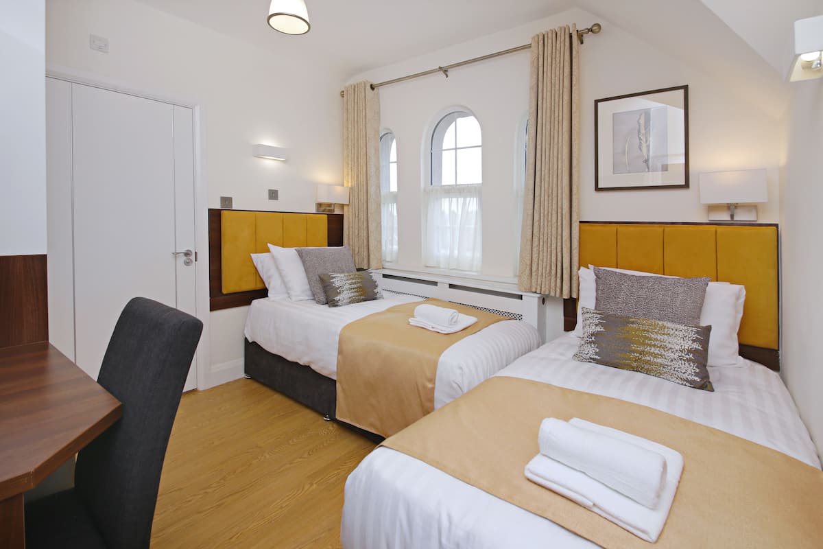 Quarto Twin Clássico, casa de banho anexa | Cofre no quarto, secretária, cortinas/cortinados opacos 