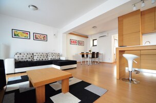 Apartamento Básico, 1 quarto | Sala de estar | Televisor LED, escritórios 