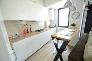 Studio 58 with balcony | Kitchenette privada | Uma cafeteira/bule, um frigorífico, um micro-ondas