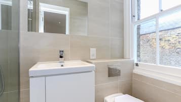 Standard Studio Apartment | Casa de banho | Um polibã, artigos de higiene pessoal grátis, um secador de cabelo