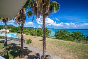 3 piscinas exteriores, guarda-sóis, espreguiçadeiras 