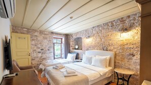 Quarto triplo standard | Wi-Fi de cortesia, roupa de cama