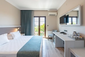 Quarto Duplo ou Twin Deluxe, 1 cama de casal ou 2 camas individuais, varanda | Roupa de alta qualidade, minibar, cofre no quarto, secretária 