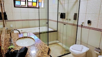 Quarto Nobre, 1 quarto, banheira de hidromassagem | Roupa hipoalergénica, cortinas/cortinados opacos, Wi-fi grátis
