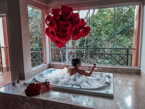 Quarto quádruplo luxo, 2 quartos | Roupas de cama premium, camas com colchões pillow-top, frigobar