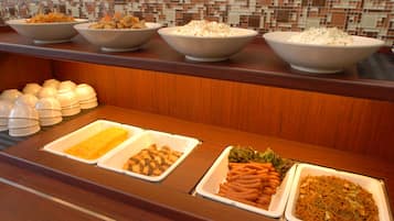 Café da manhã com buffet grátis todos os dias