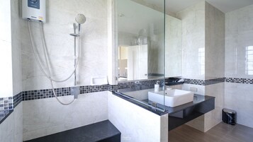 One-Bedroom Suite | Casa de banho | Um polibã, artigos de higiene pessoal grátis, um secador de cabelo