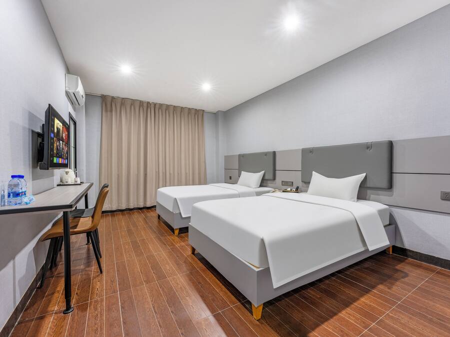 Quarto Twin Empresarial | Minibar, secretária, cortinas/cortinados opacos, Wi-fi grátis